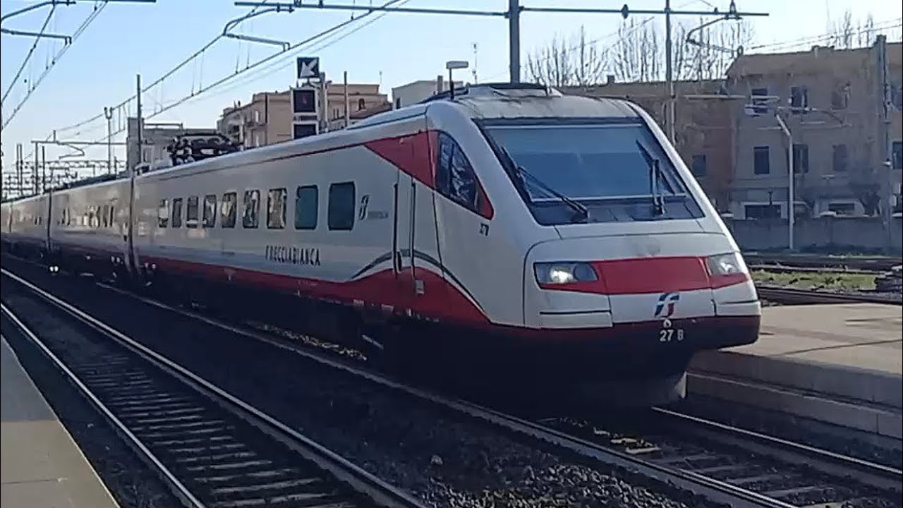 Arrivo e partenza del Pendolino (ETR 463 Frecciabianca) - YouTube