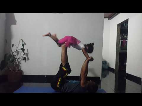 Acroyoga para niños con Maria Gabriela y Jesús Márquez