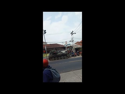 VIRAL...!! TANK LAPIS BAJA TABRAK GEROBAK JAJANAN DAN MOTOR