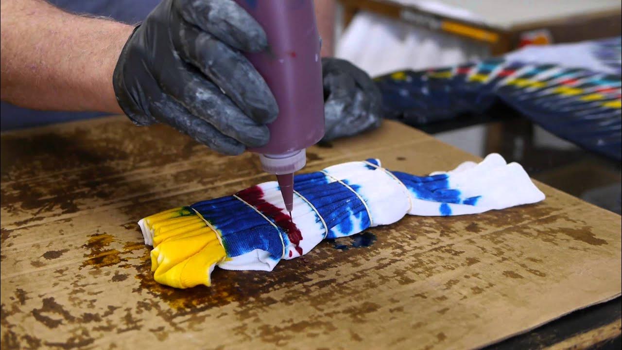 How to Do an Accordion Tie-Dye Shirt : Tie-Dye Techniques - YouTube