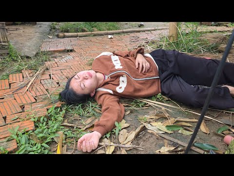 Şiddetli yağmur sırasında çatıyı tamir eden bekar bir annenin başına beklenmedik bir kaza geldi.