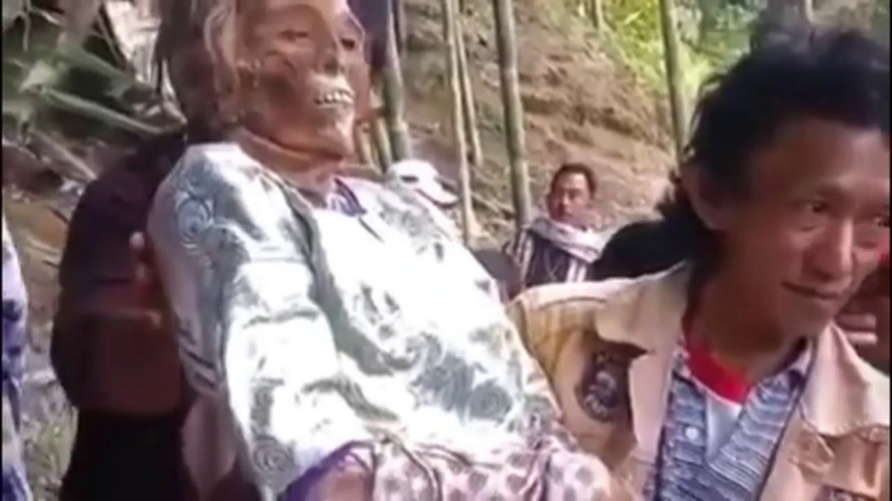 tradisi Ma'nene' di tana toraj - YouTube