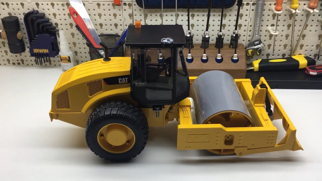 Rc Rolo Compactador Cat conversao Bruder - Part 01 - YouTube