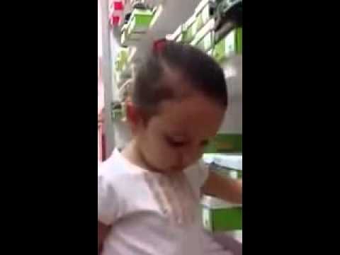 Küçük Kızın Babası ile Ayakkabı Alma Mücadelesi   Baba Tamam Tamam