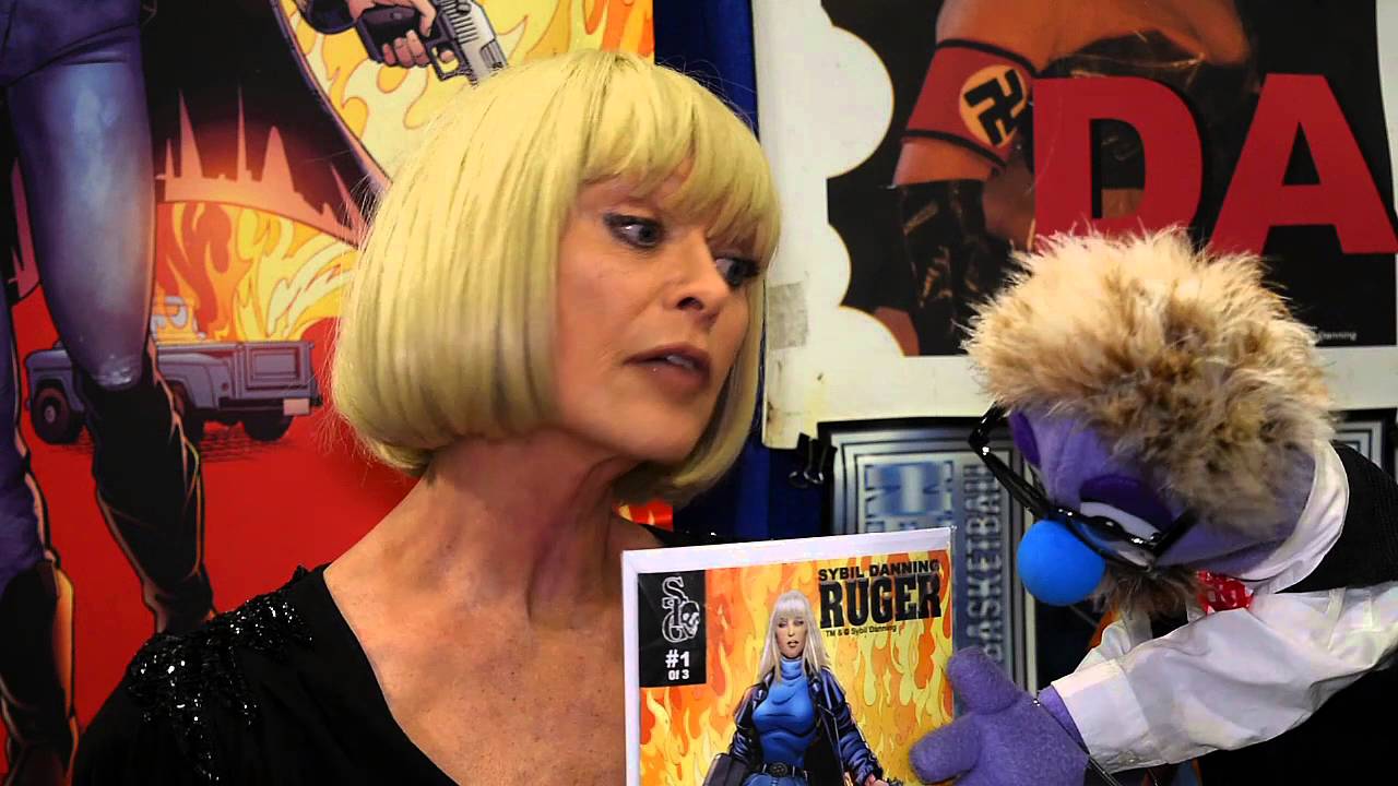Sybil Danning and her nerdy puppet admirer at WonderCon 2016. - YouTube