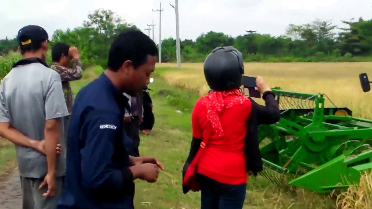 Traktor pertanian modern / Traktor Pertanian Modern / Combi Harvester ...