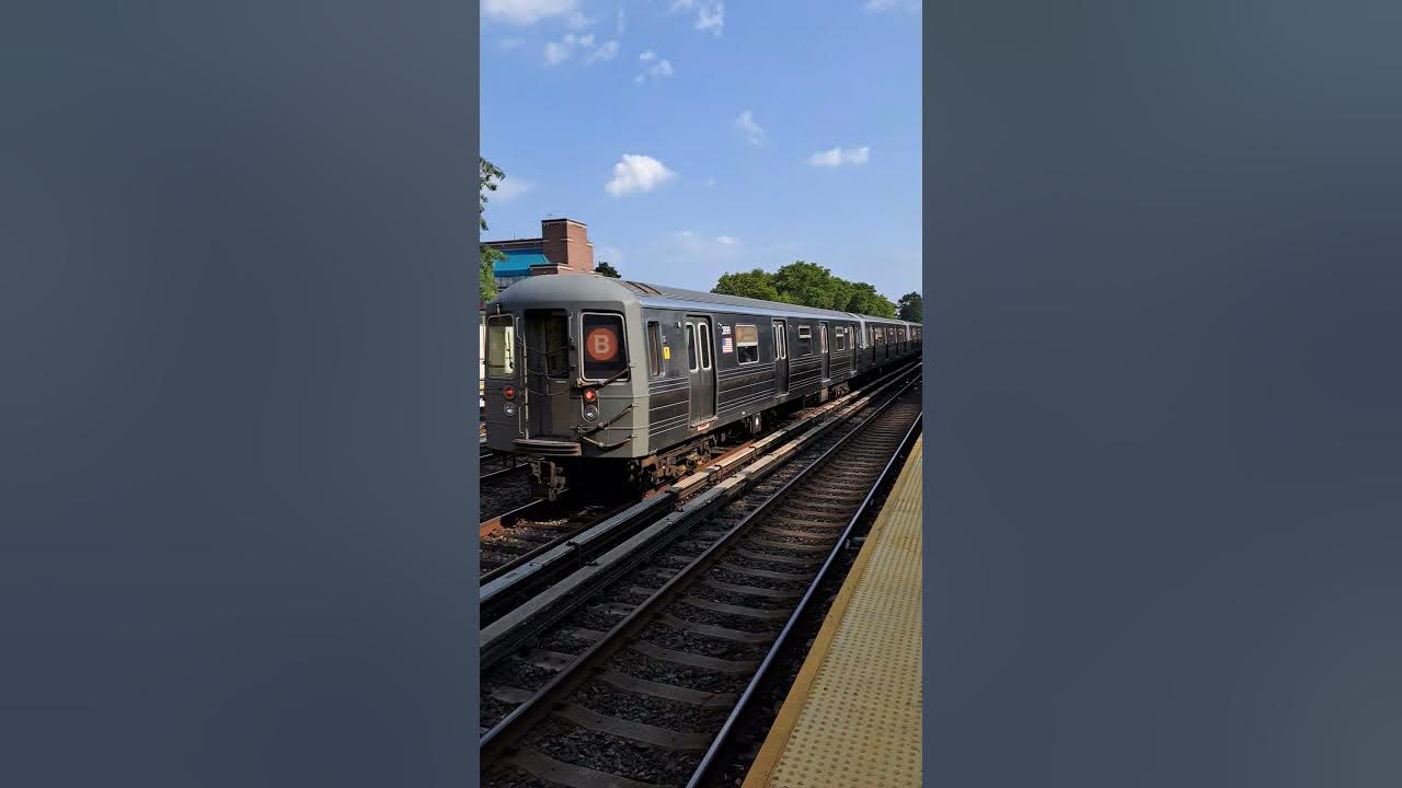Manhattan Brighton Beach Bound R68 R68A B trains R46 Q train at Avenue J - YouTube