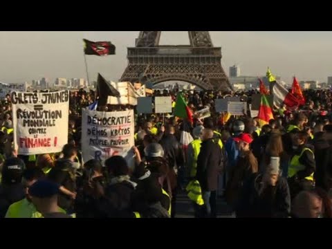 "Yellow vest" protesters gather near Eiffel Tower in Paris - YouTube