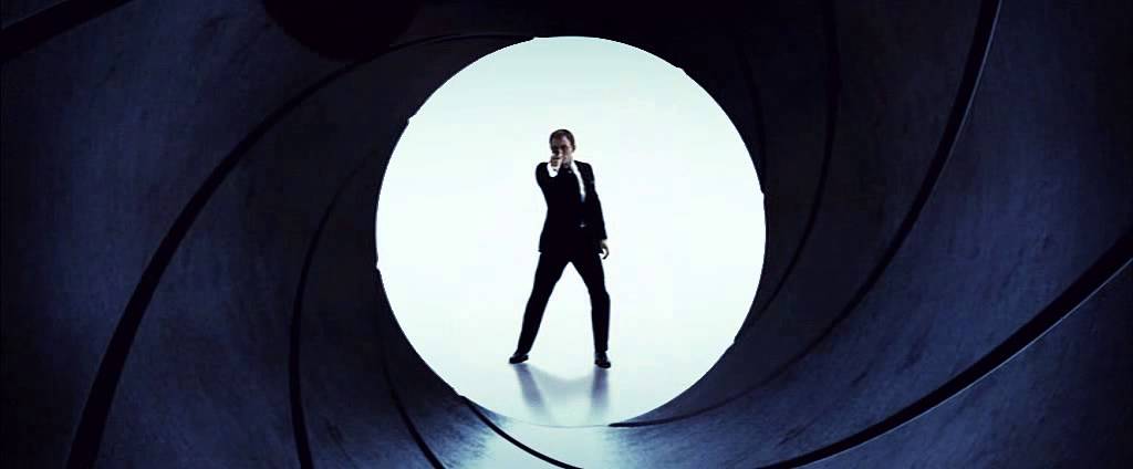 Daniel Craig Gunbarrel At The Opening Of SKYFALL - YouTube