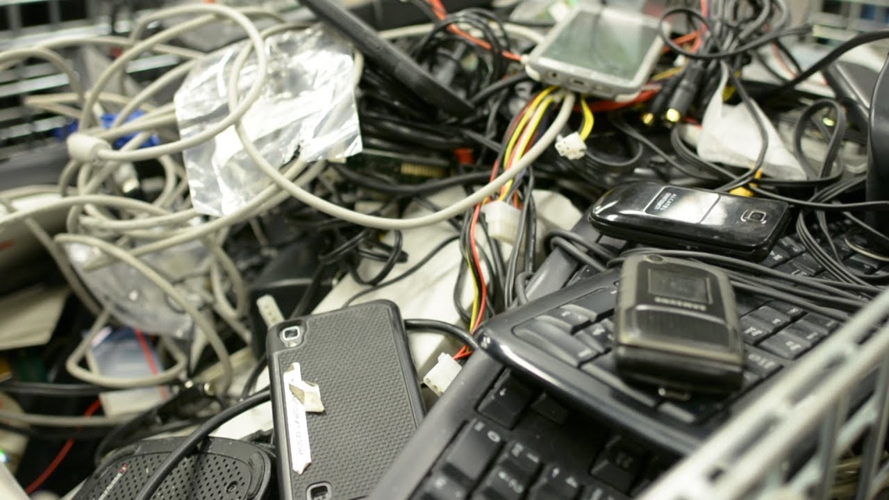 Recycling experts hit milestone in quest for zero-waste phone - YouTube