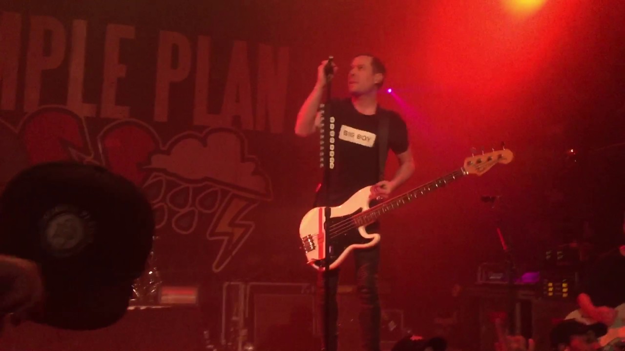 Simple Plan - Addicted (Live) - YouTube