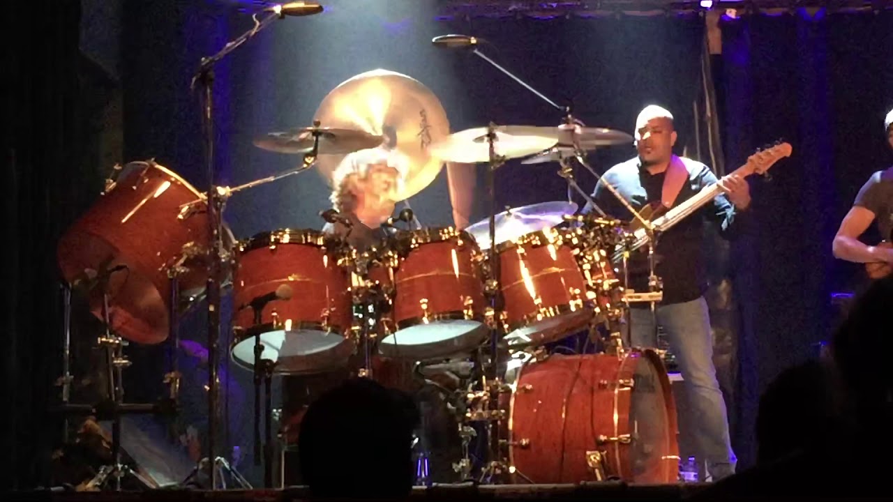 Simon Phillips loses drum stick in spectacular fashion! - YouTube