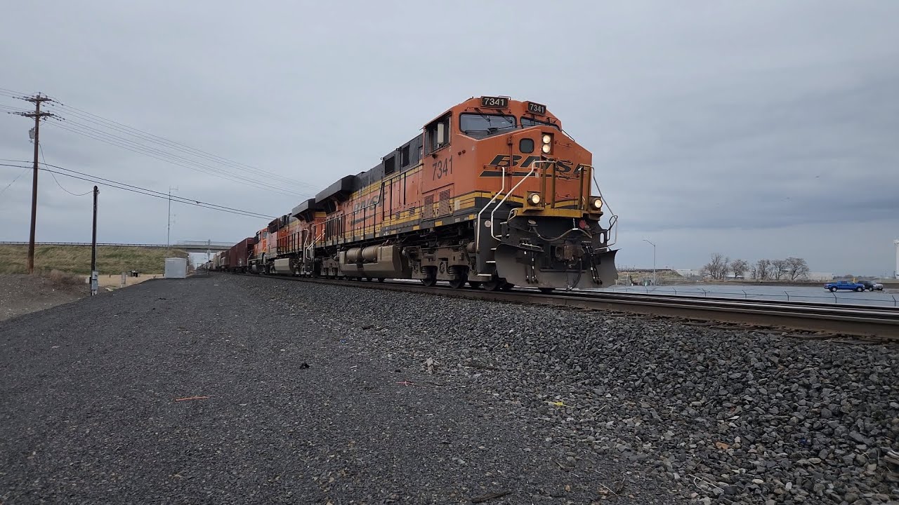50 MPH BNSF Manifest Train with BNSF 123 in the Lash Up at Finley WA ...