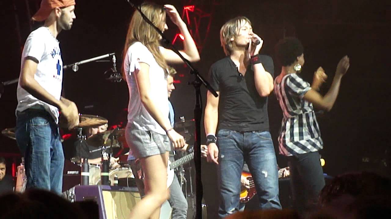 Kiss A Girl-Keith Urban Live - YouTube
