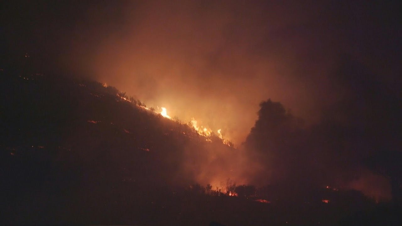 Wildfire threatening naval base and homes in South Africa | AFP - YouTube