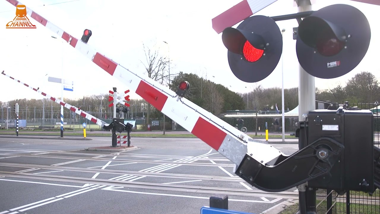 DUTCH RAILROAD CROSSING - Utrecht - Koningsweg - YouTube