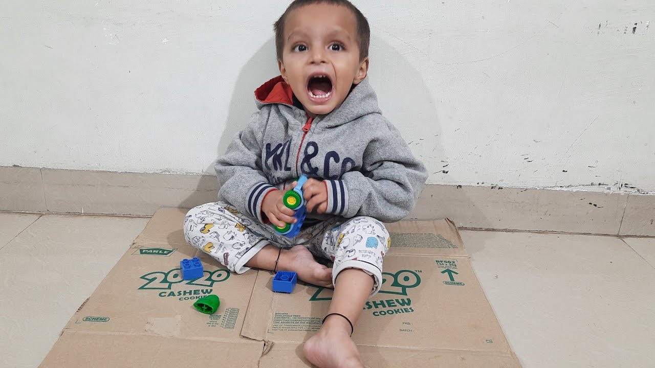 Little boy playing with cardboard and dancing ! - YouTube