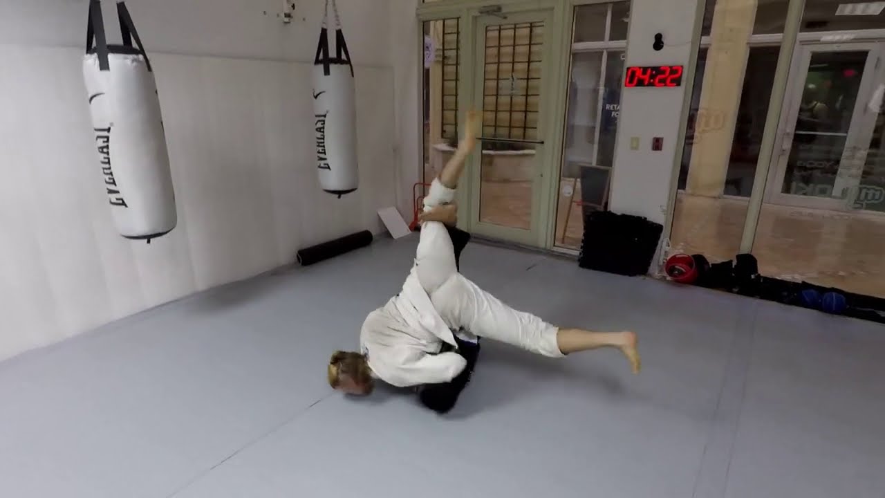BJJ Rolling at Miloki Flow - YouTube