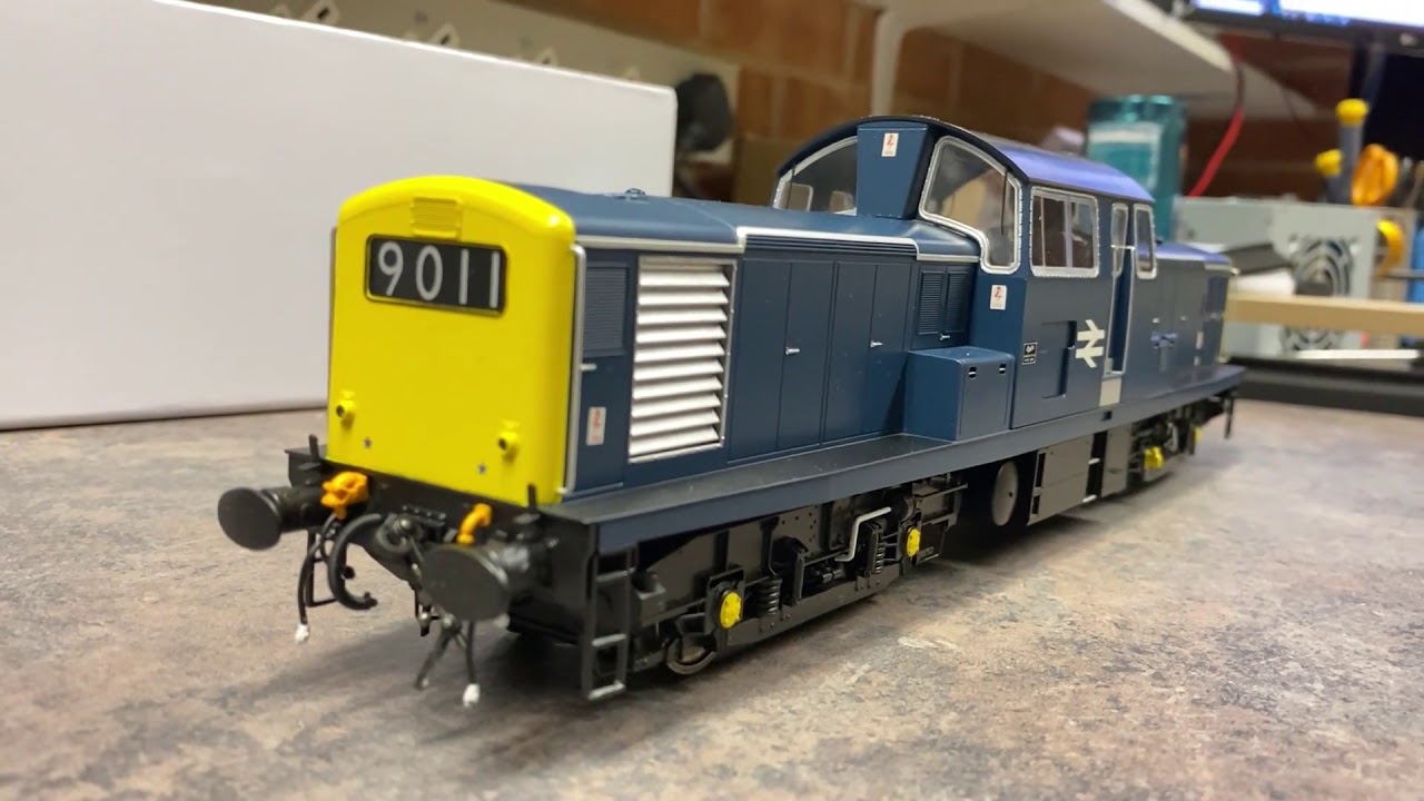 NEW Heljan O Gauge / 7mm Class 17 Clayton - Unbox, a look around and ...