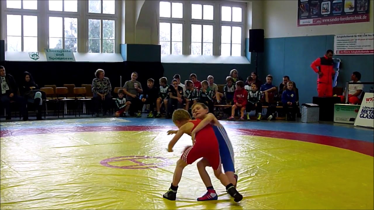 Ringen, kids wrestling, girl vs. boy Suttner - Richter - YouTube