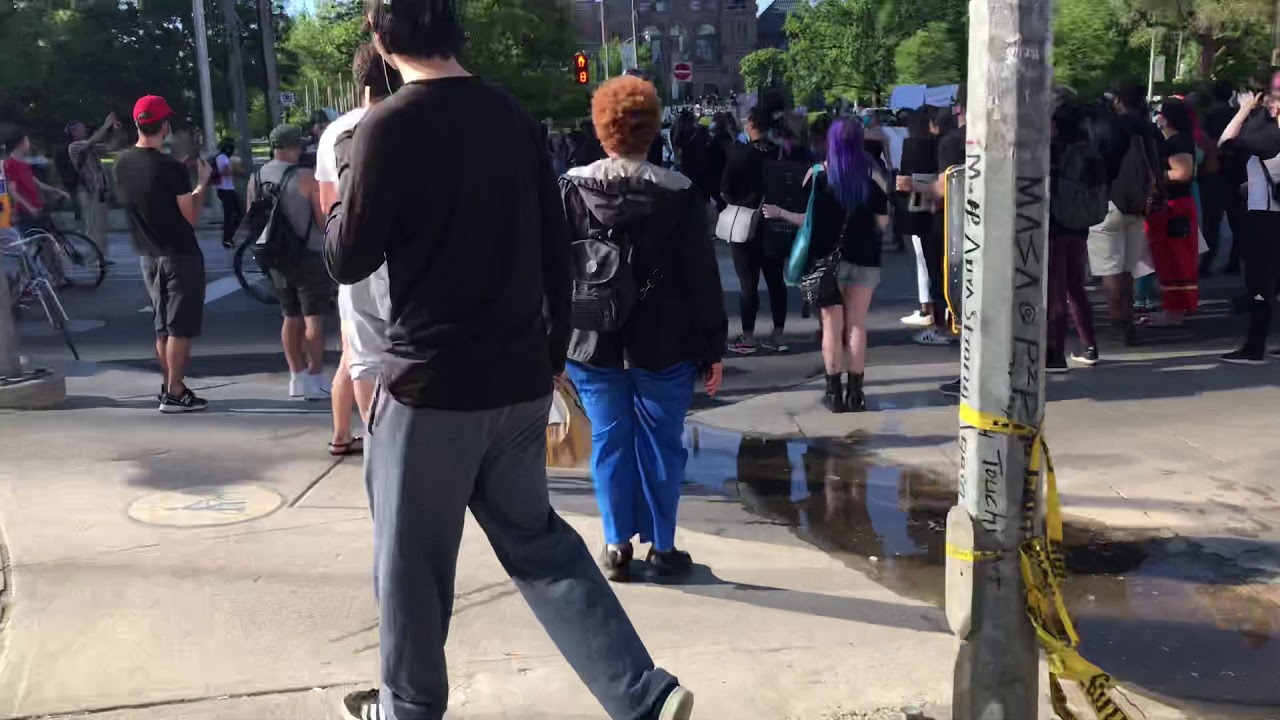 TORONTO POLICE OFFICER RAISE HAND IN SUPPORT OF PROTESTERS - YouTube