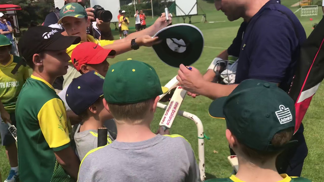 Dean Elgar signing autographs - YouTube