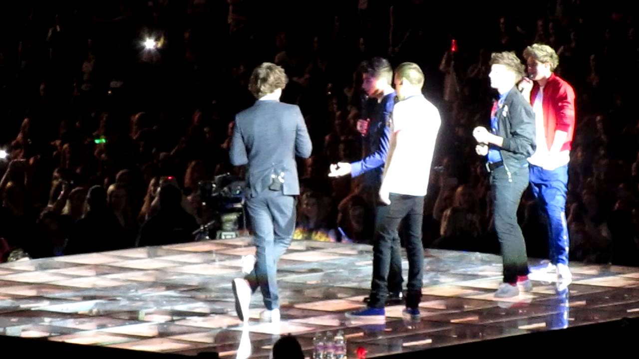 One Direction - Twitter questions - TMH Tour (23/2/13) - YouTube