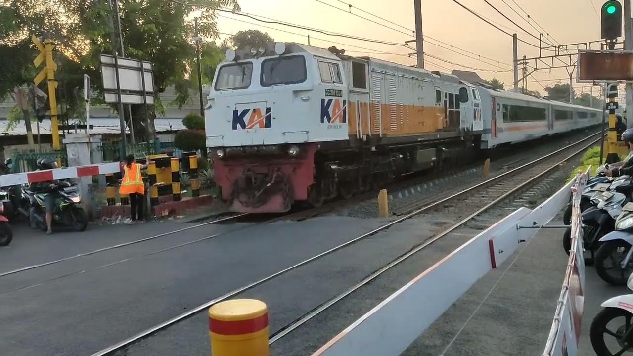 Hunting KRL Commuter Line Kereta Api di Perlintasan KA Stasiun Pondok ...