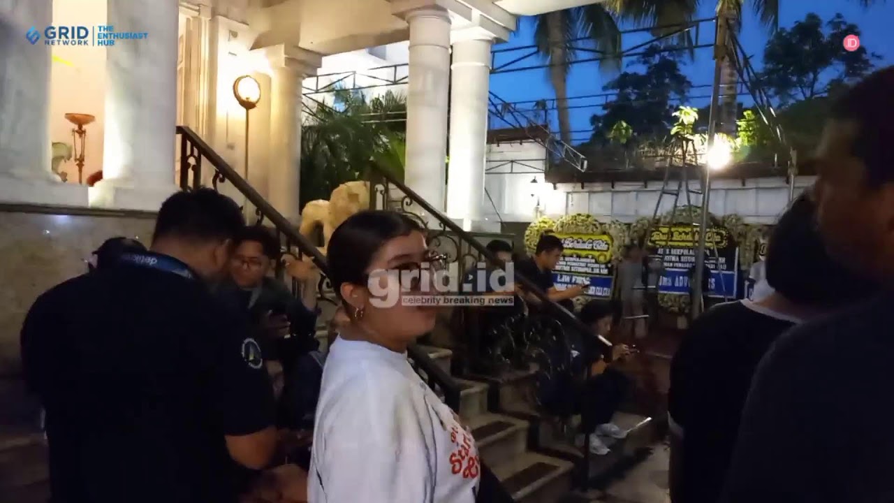 Suasana Rumah Duka Hotma Sitompul - YouTube