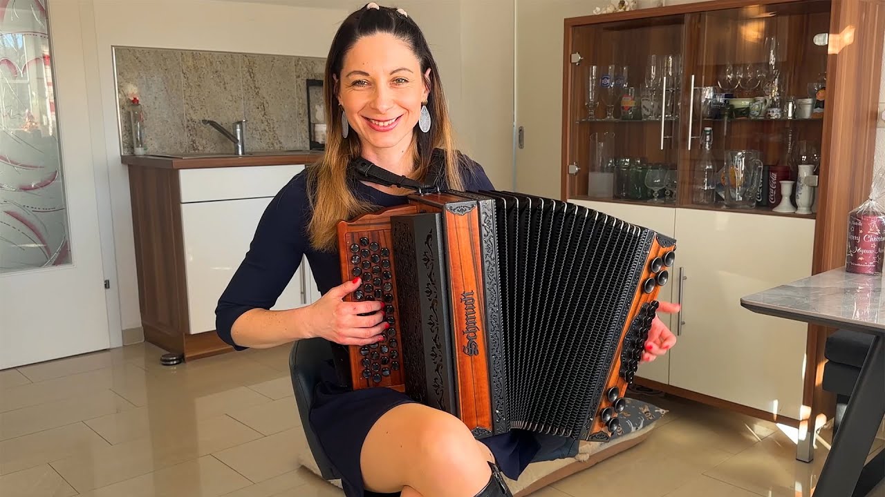 Claudia Hinker spielt "Gold, Platin und Diamant" auf ihrer Steirischen ...