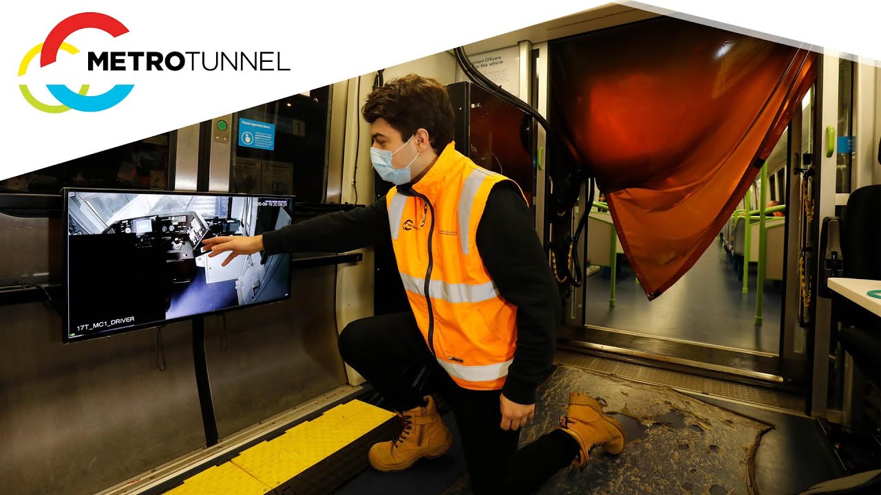 Behind the scenes of a signalling control room - YouTube