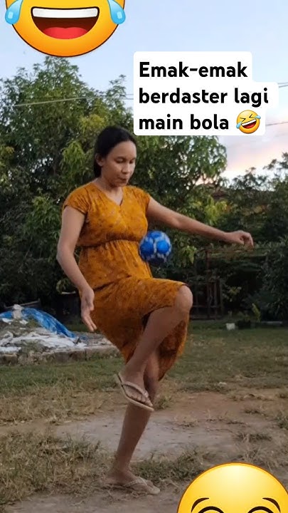Ngakak!!! Lihat Emak-emak berdaster lagi main bola🤣🤣 #comedy #funny #justforfun #ngakak #lucu ...