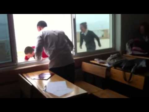 PİSTON ASAGİ ÇEKERKEN PENCEREDEN UÇAN KİZ