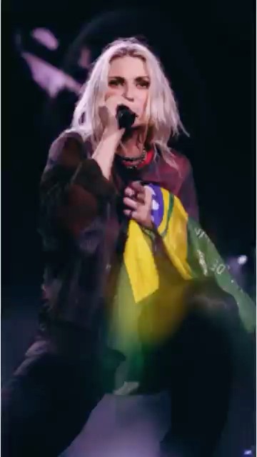 EMILY PLACED THE BANNER🇧🇷ON MIKE’S BACK LOST IN THE ECHO|Emily ...