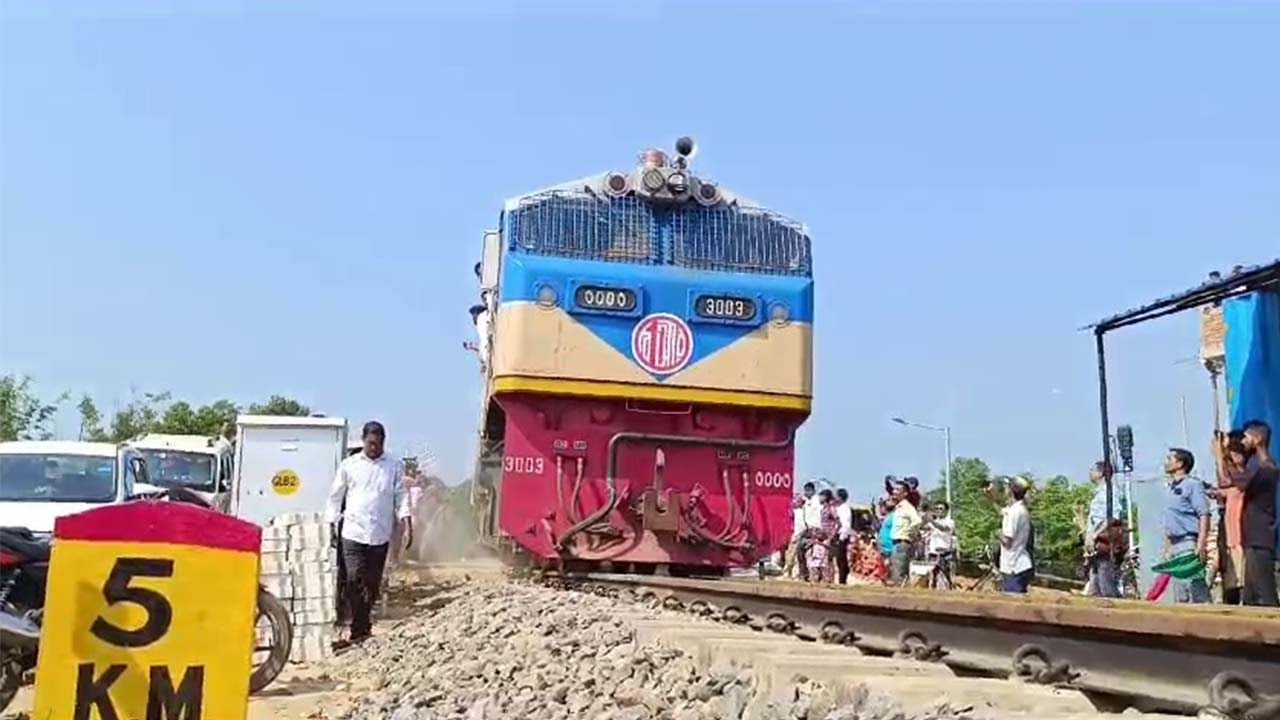 Demo train with 6 coaches arrives from Gangasagar station, Bangladesh ...