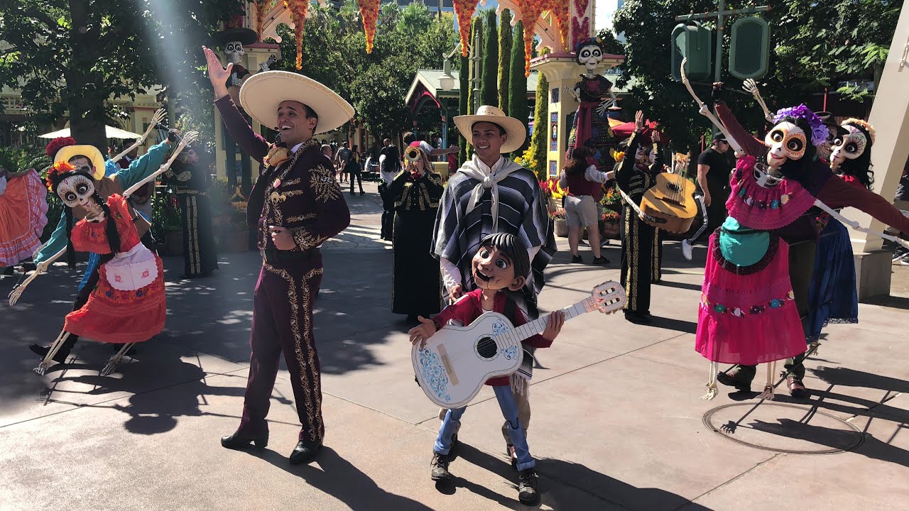 A Musical Celebration of Coco 2018 with Miguel Puppet - Halloween Time ...