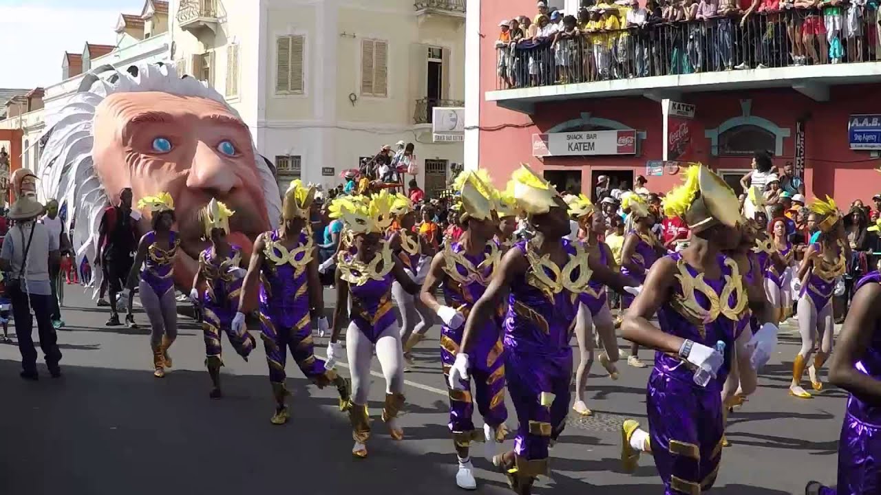 Cap Vert : bouillonnant Carnaval de Mindelo - YouTube