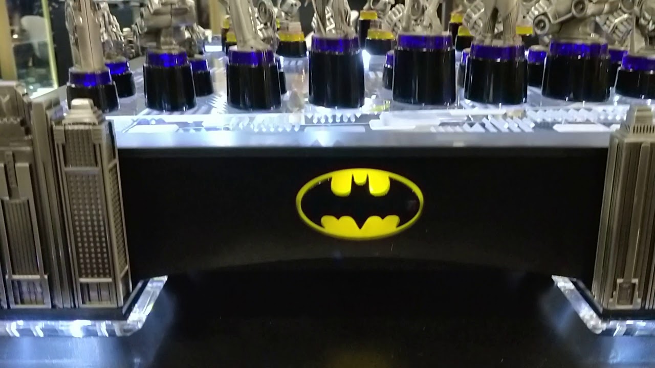 DC Comics Batman Gotham City Light Up Chess Set - YouTube