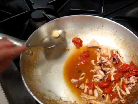 Maccheroni al torchio con calamari e pomodoro fresco - YouTube