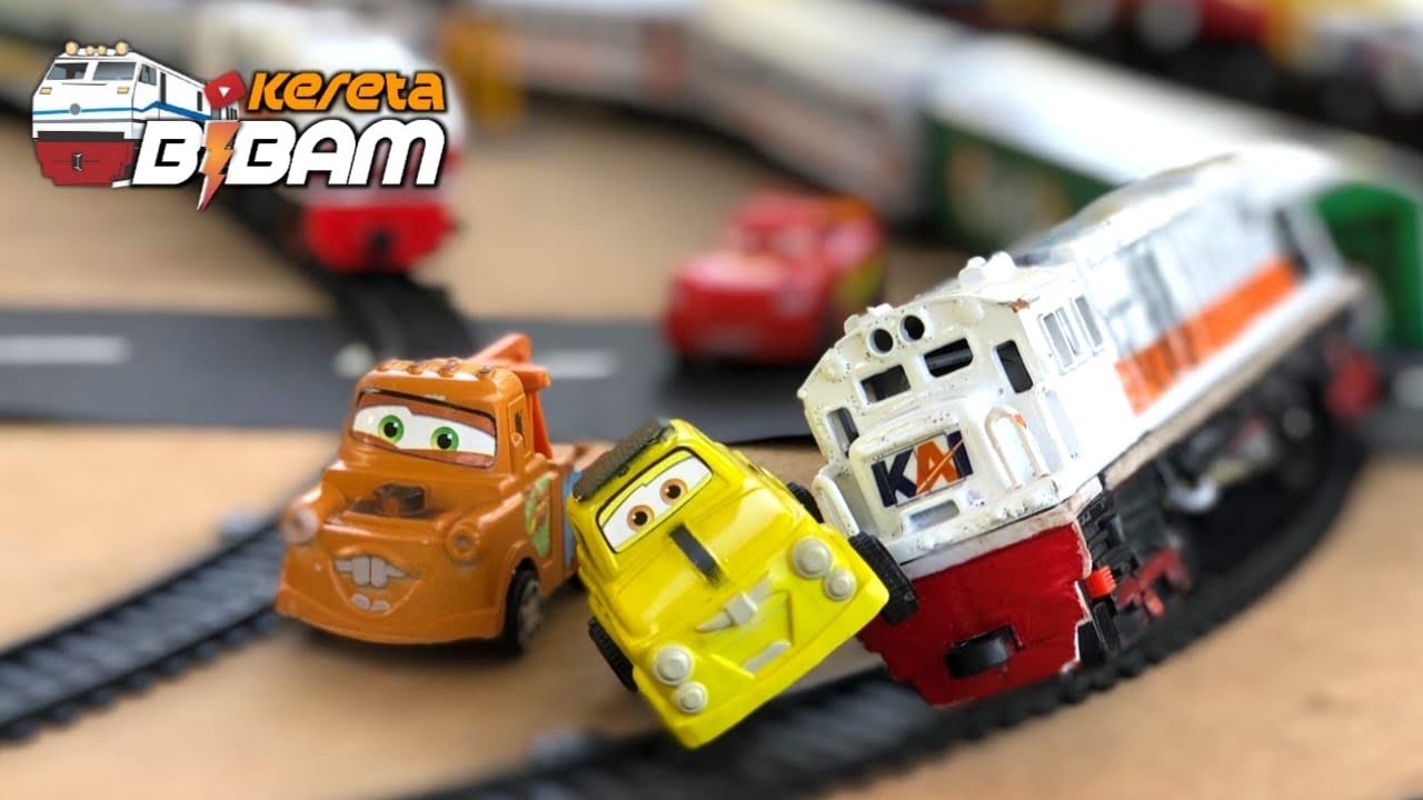 Drama kereta api tabrak mobil bemo kuning || merakit kereta mainan ...