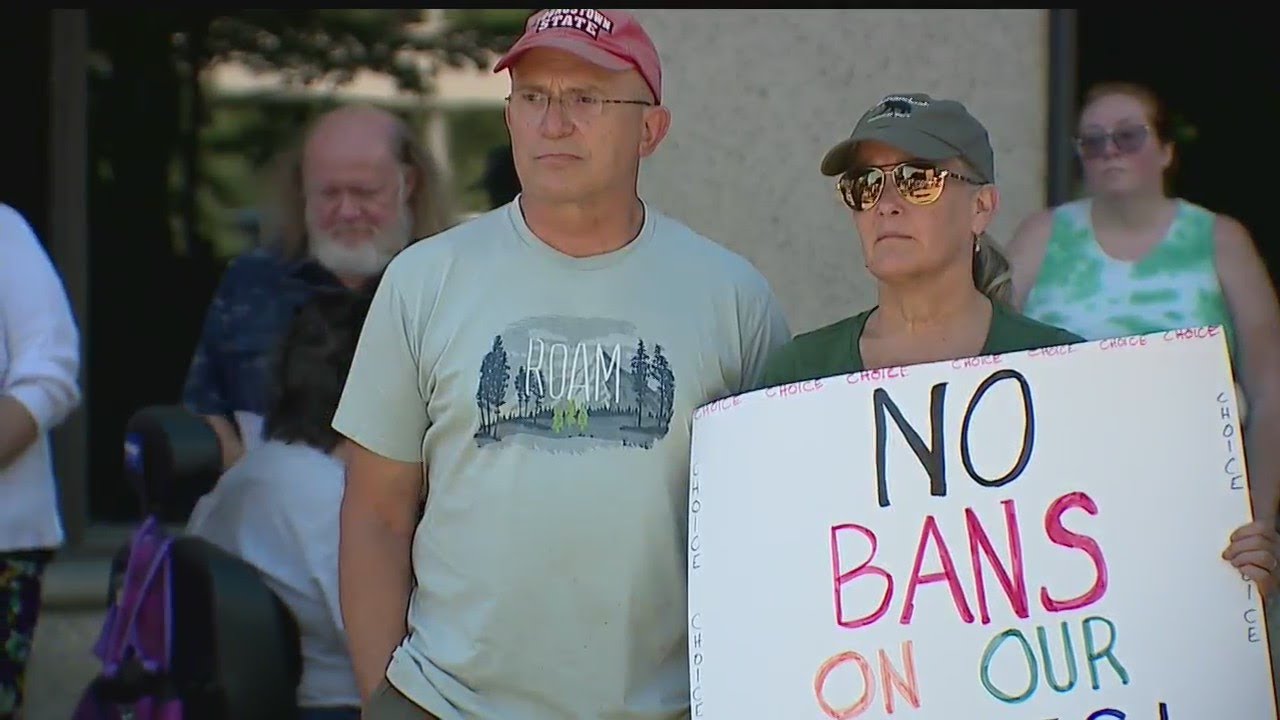 Protests filled downtown Youngstown after Roe v. Wade overturned - YouTube
