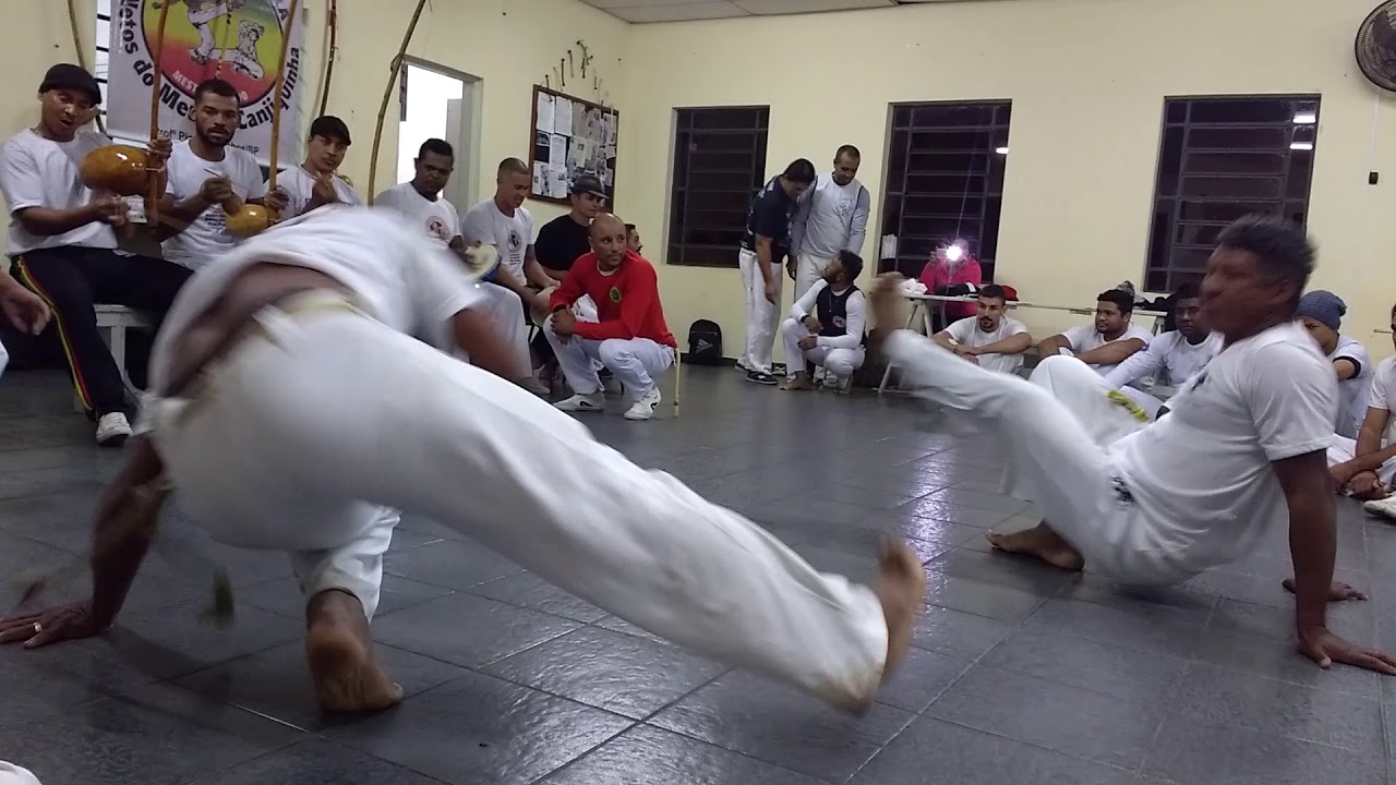 Capoeira de angola - YouTube