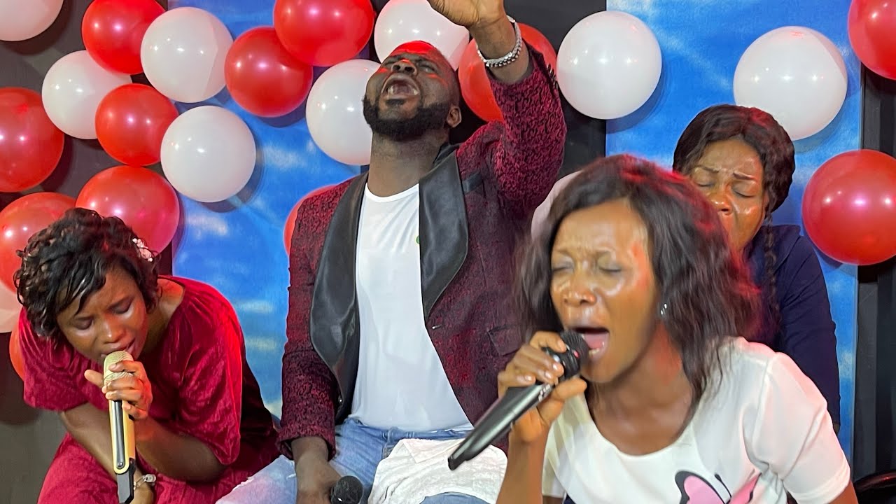 Tears flow.😭 Lady Joy intense Soaking Worship with SK Frimpong on Vals ...