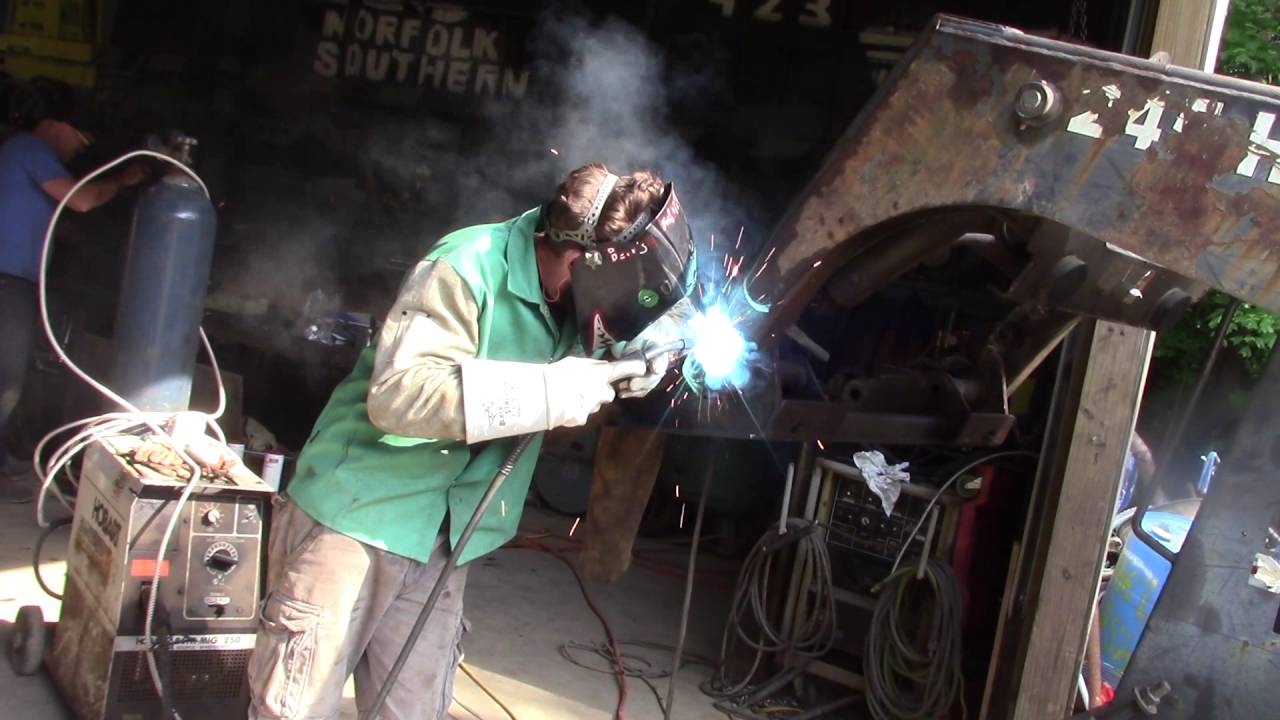 Ya ya---welding a skid steer - YouTube