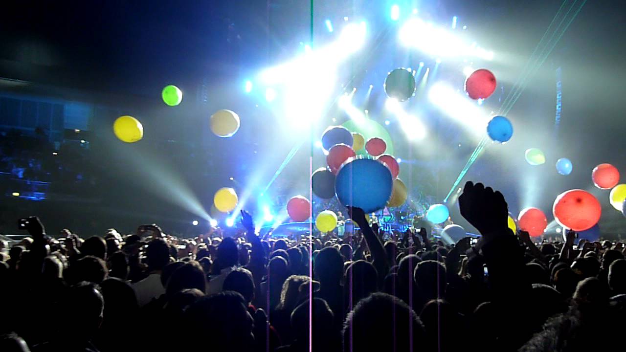 coldplay-o2-bouncing balloons on the audience-2011.MOV - YouTube