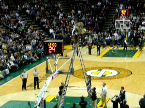 Seattle Super Sonic Sasquatch Back-flip Dunk - YouTube