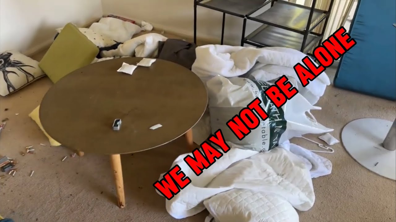 Exploring Abandoned Homes - Major Squatter Alert , Someone Lives Here 😱 ...