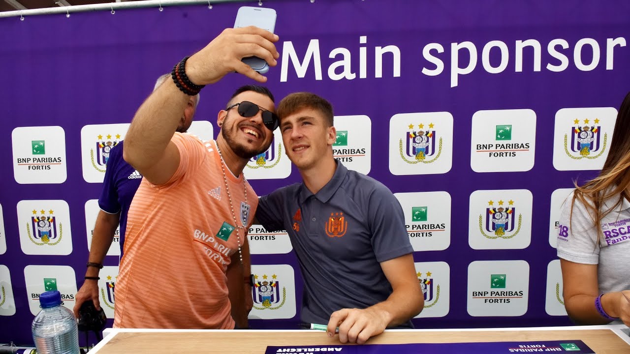 Signing session with the players - YouTube