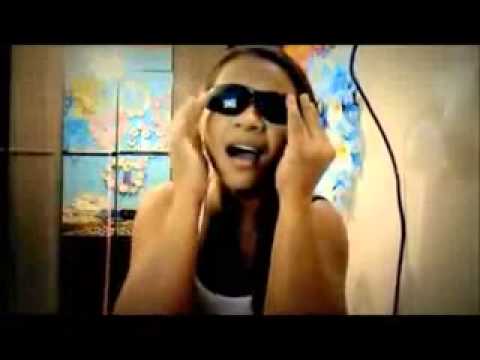 Menina Canta Mal e Apanha da Mãe   Vídeos Engraçados