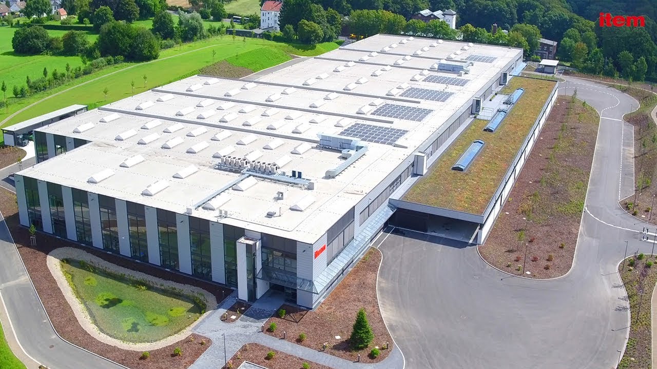 Survol du nouveau centre de distribution et de production - YouTube